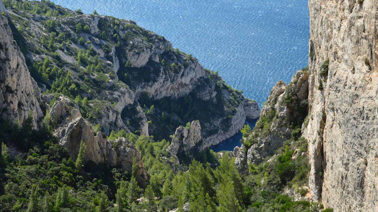Explorez Voile & Randonnée aux Calanques avec Versant-Océan